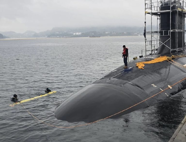 USS Delaware completes first submarine torpedo tube launch and recovery ...